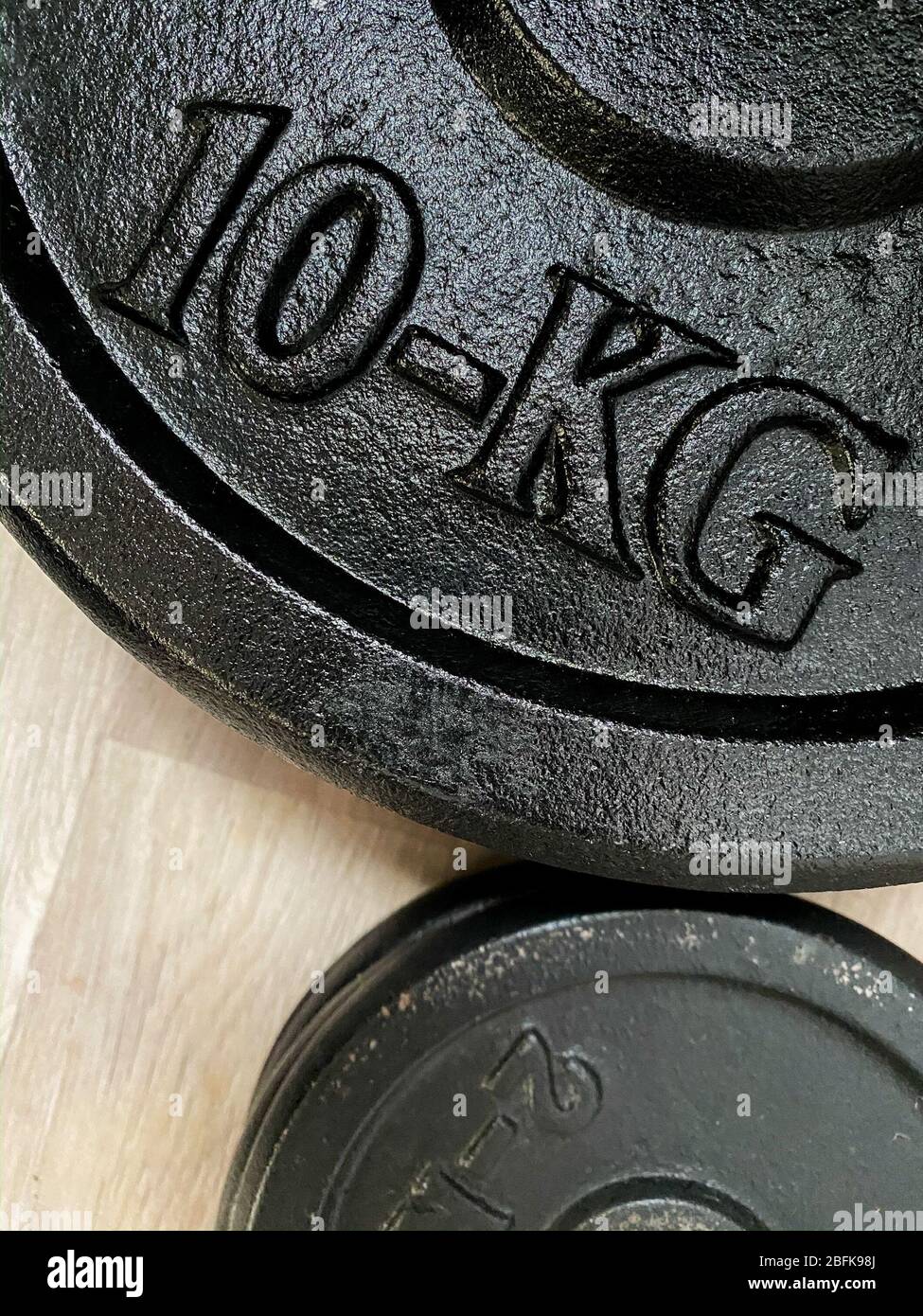 Black metal 10kg weightlifting plate for power training Stock Photo - Alamy