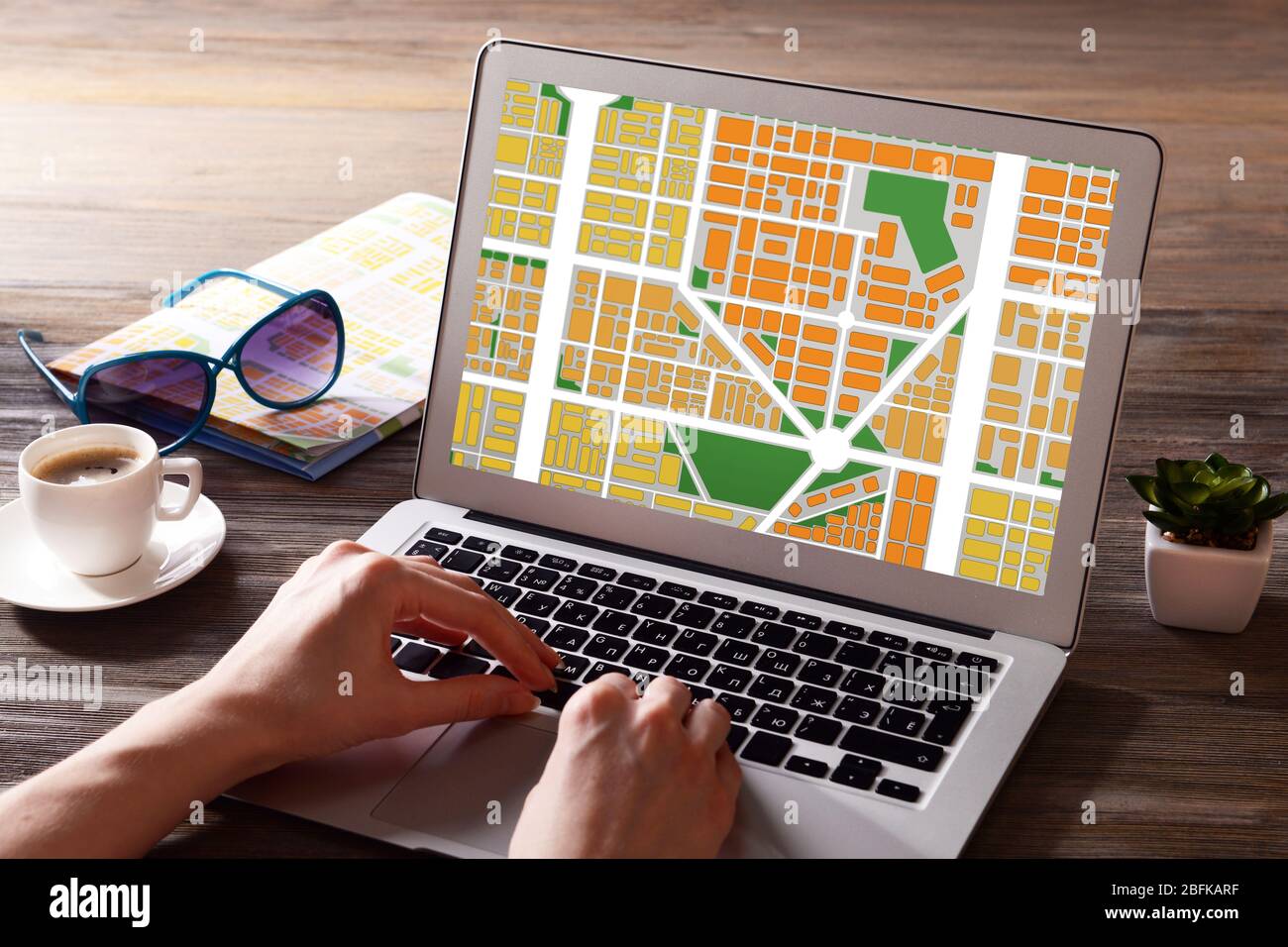 Road city map in table hi-res stock photography and images - Alamy