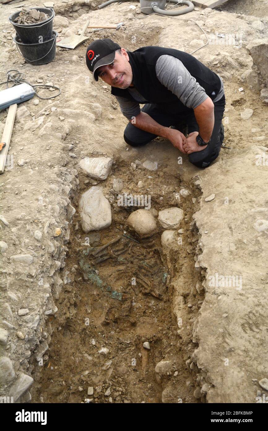 Ancient human skeleton hi-res stock photography and images - Alamy