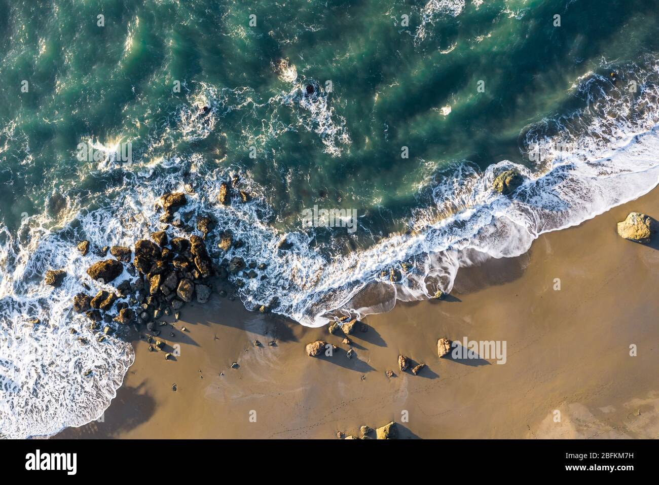 Powerful waves from pacific hi-res stock photography and images - Alamy
