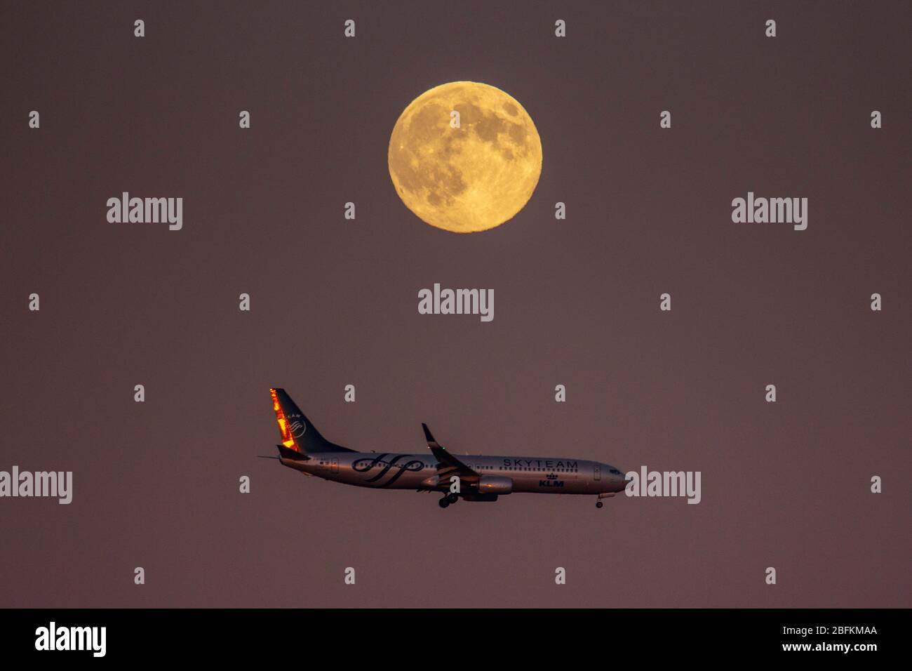 Plane in front of moon hi-res stock photography and images - Alamy