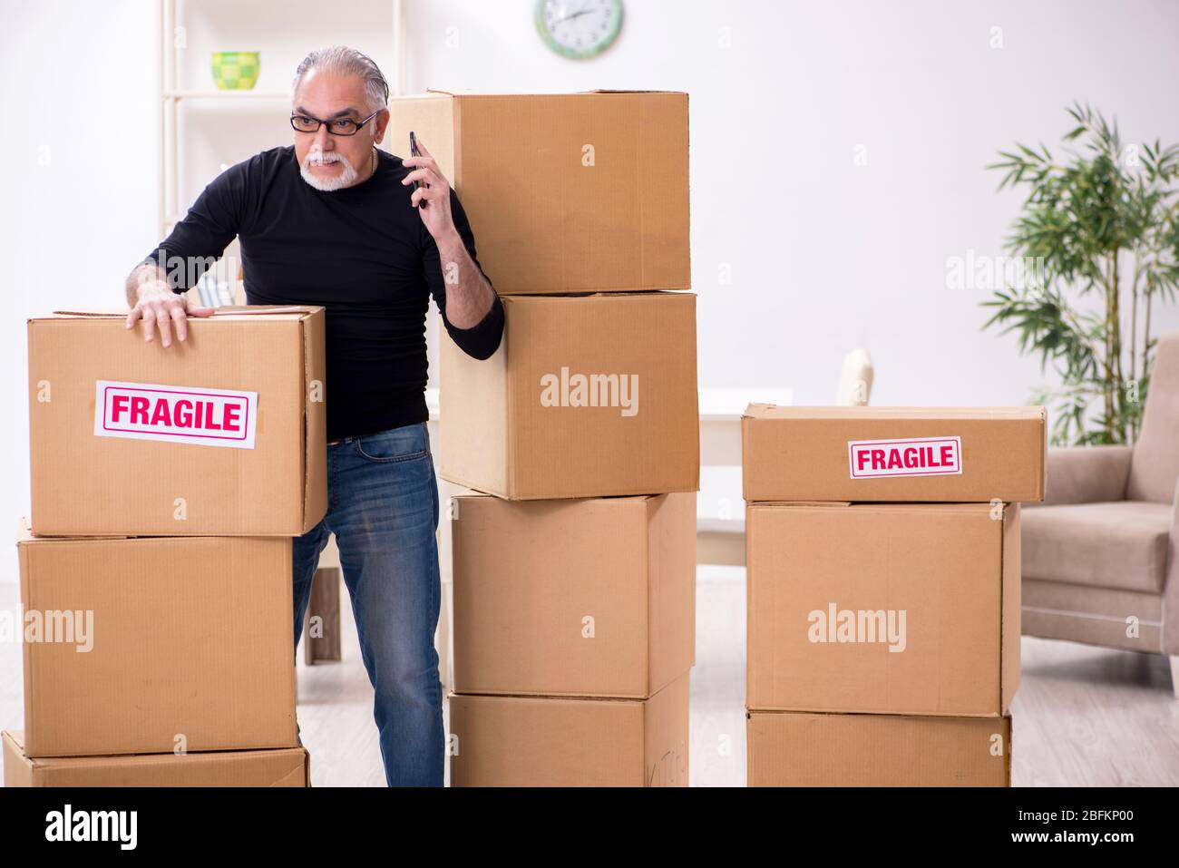 Old professional mover doing home relocation Stock Photo - Alamy