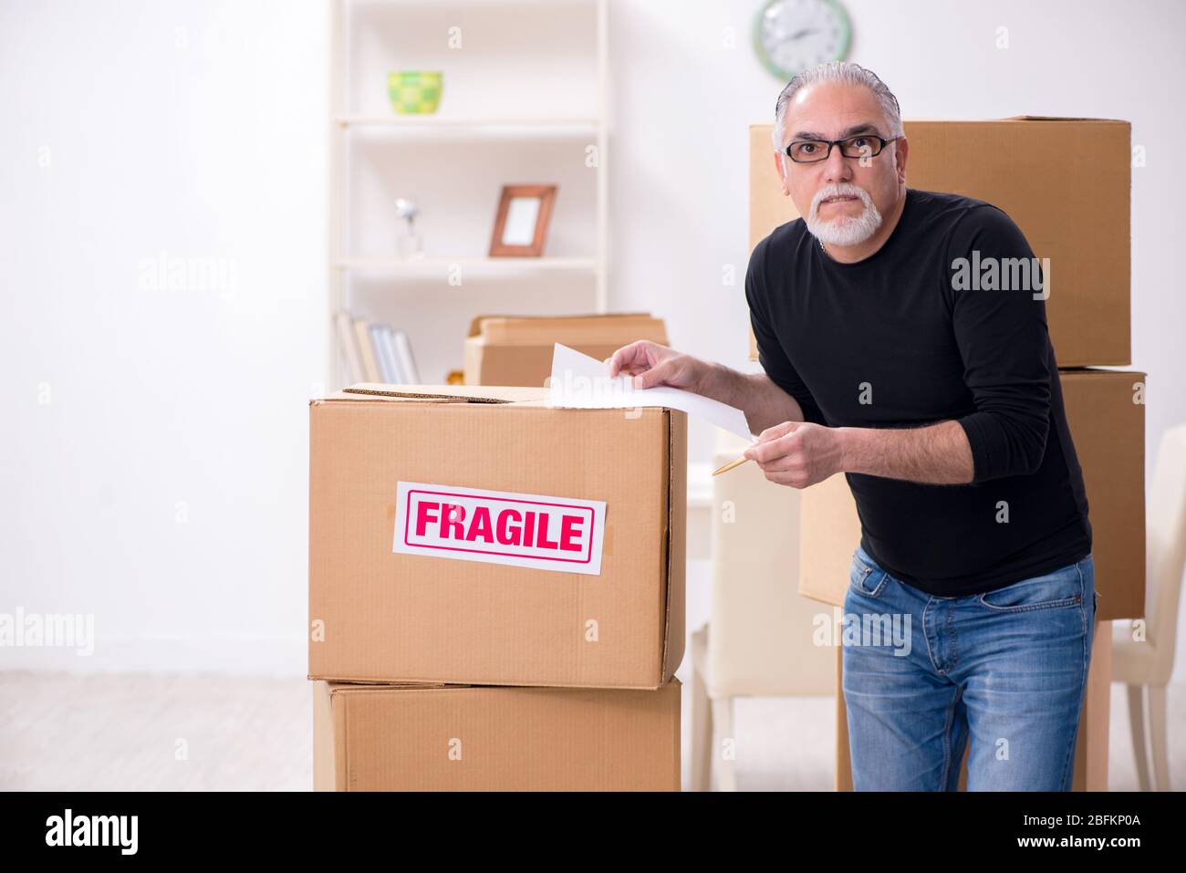 Old professional mover doing home relocation Stock Photo - Alamy