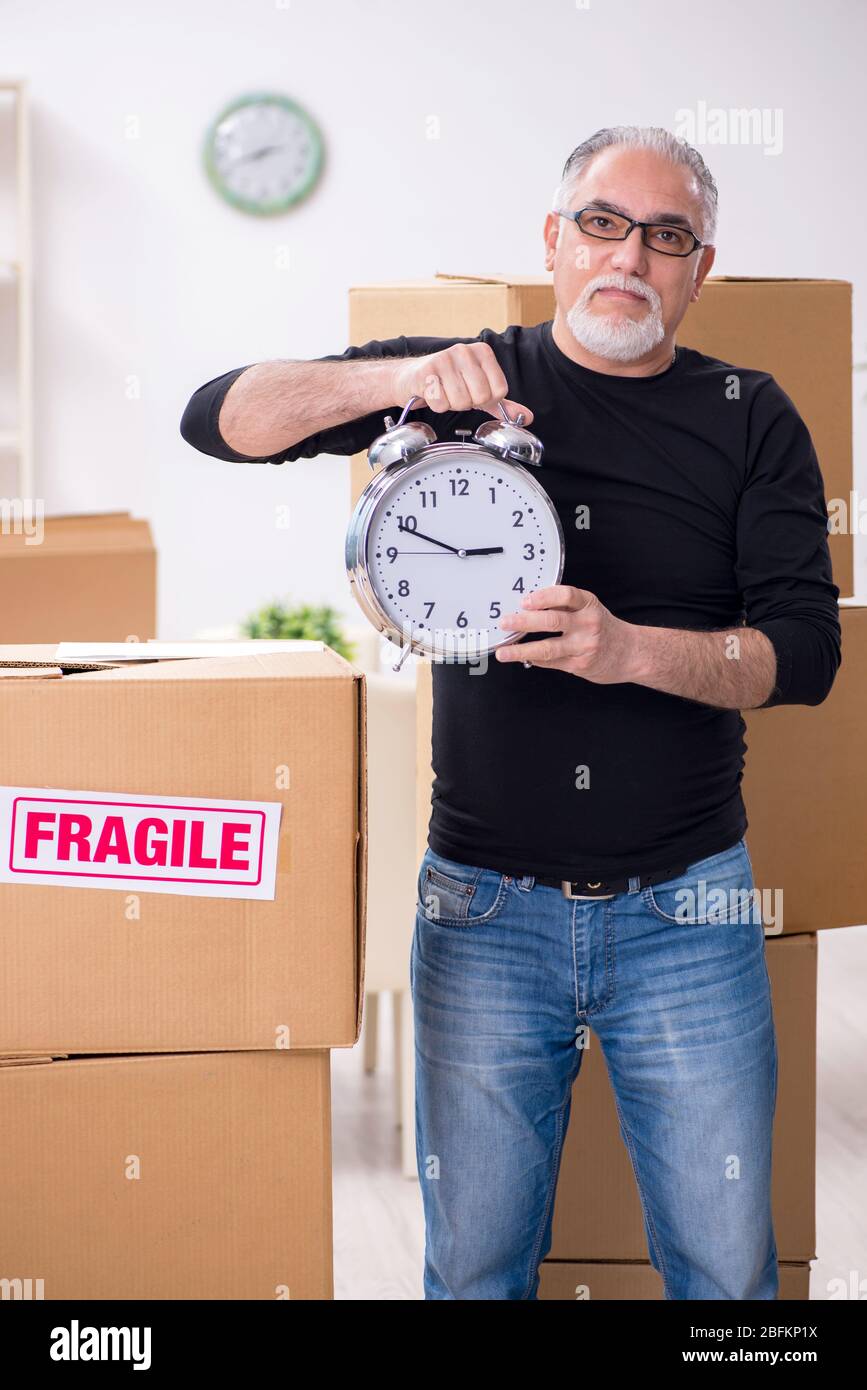 Old professional mover doing home relocation Stock Photo - Alamy