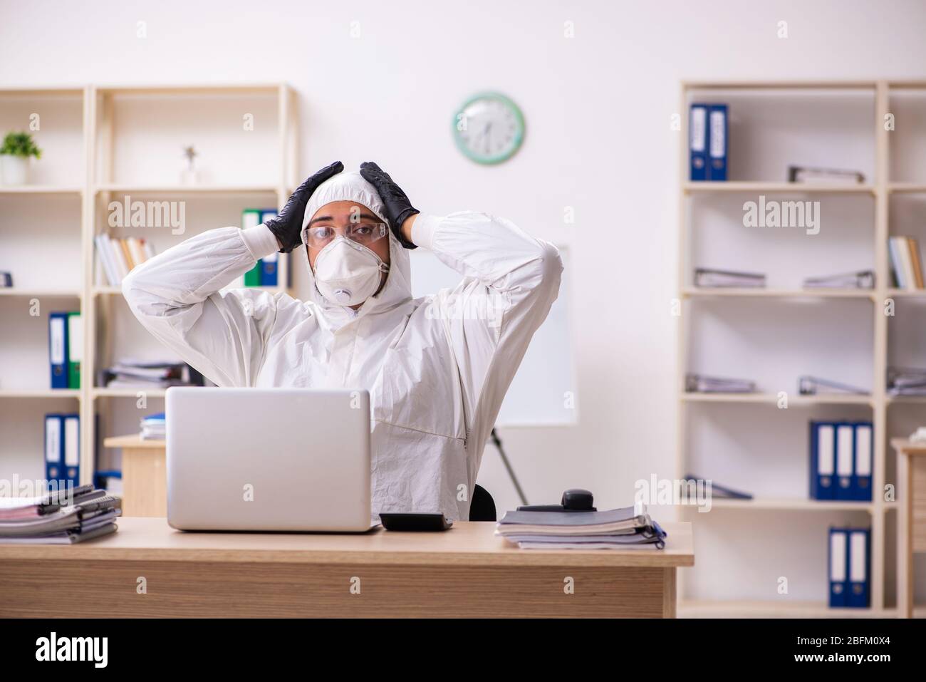 Office worker working in the quarantine self-isolation Stock Photo - Alamy