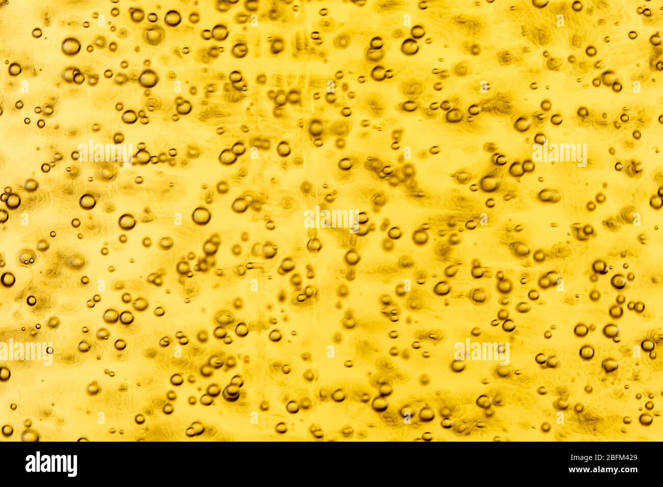 Bubbles drop beer drunk backdrop hi-res stock photography and images ...
