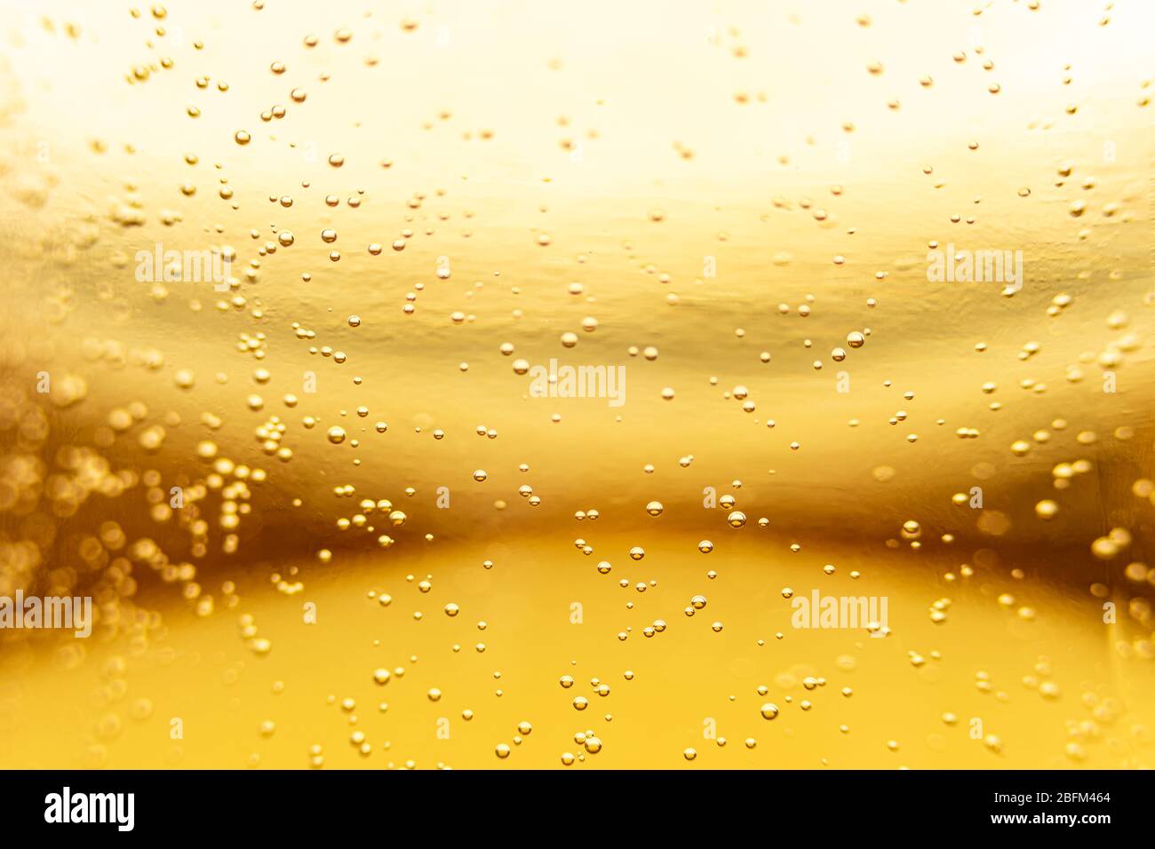 Bubbles drop beer drunk backdrop hi-res stock photography and images ...