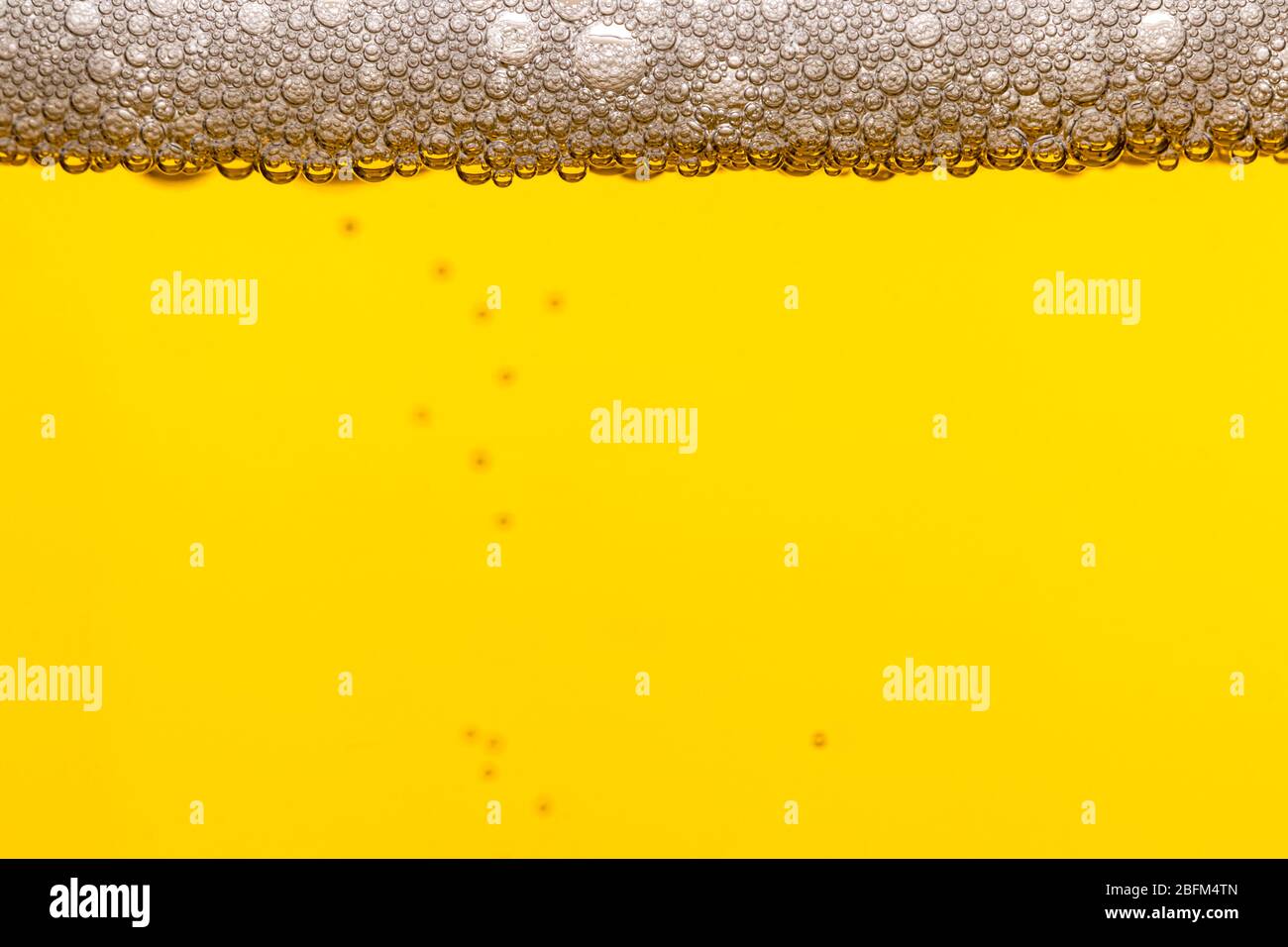 Bubbles drop beer drunk backdrop hi-res stock photography and images ...