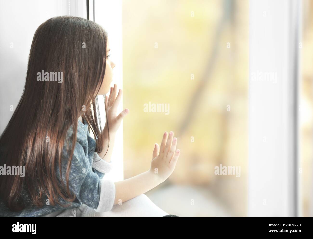 Lonely child waiting someone hi-res stock photography and images - Alamy