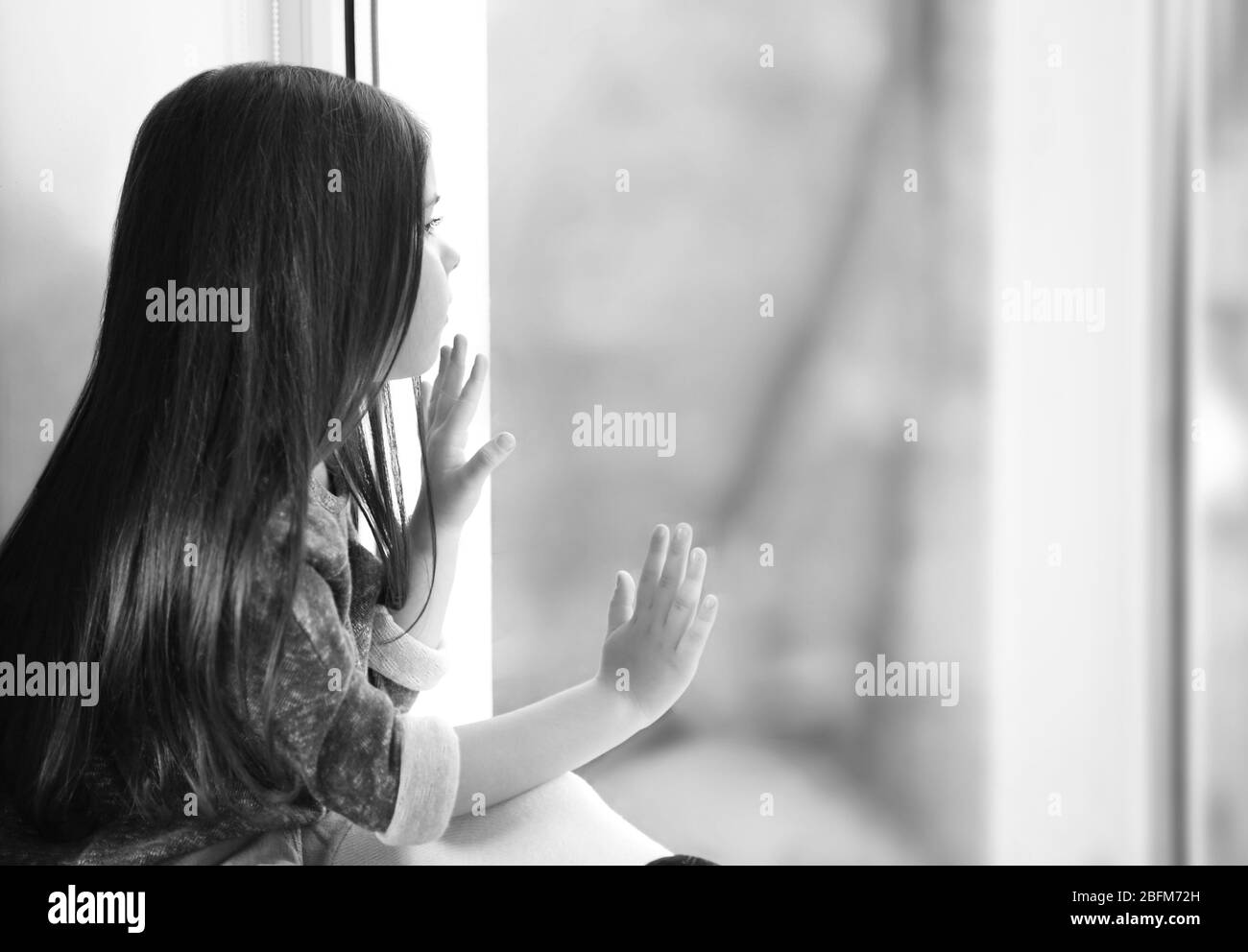 Lonely child waiting someone hi-res stock photography and images - Alamy