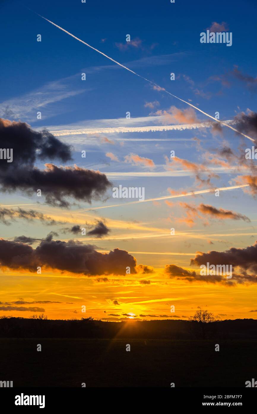 Contrails of aircraft hi-res stock photography and images - Alamy