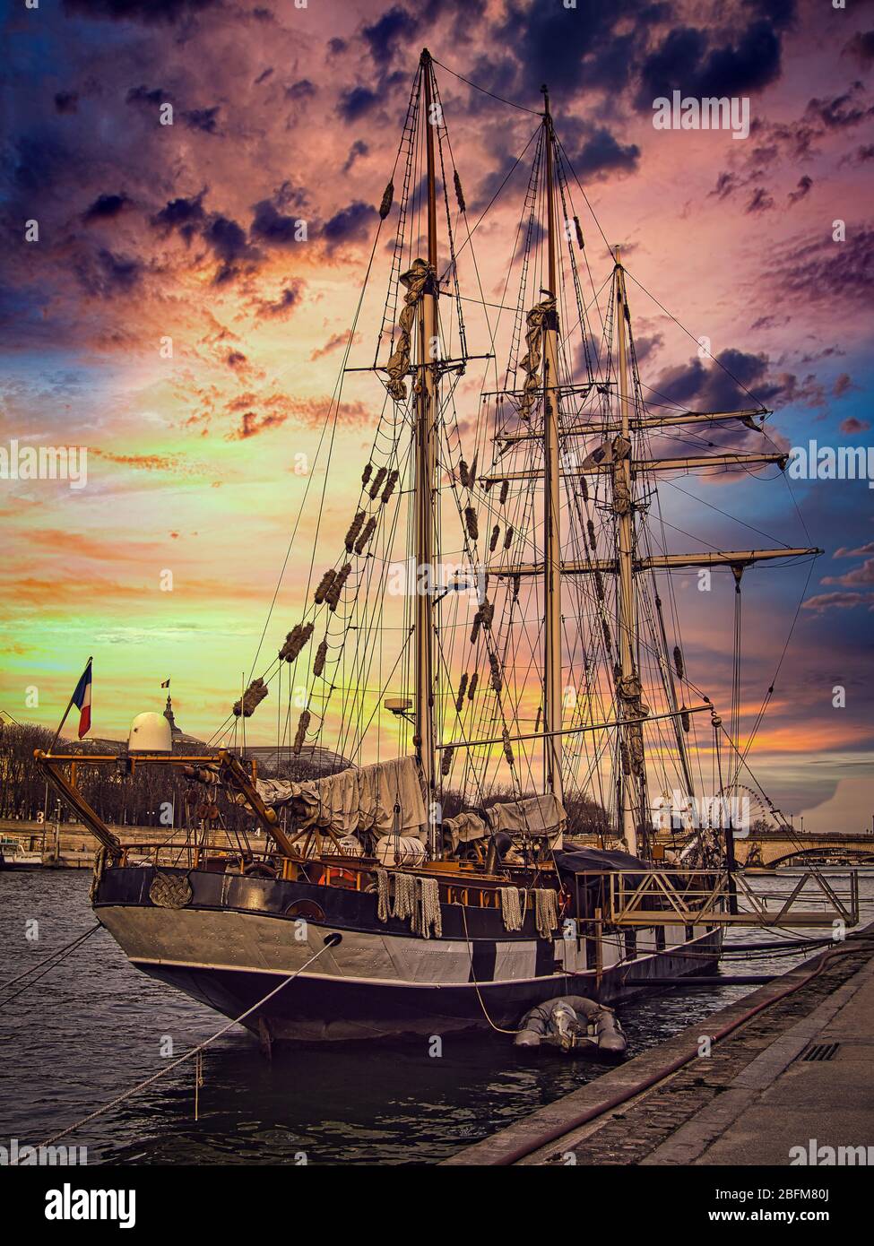 Paris la seine ship hi-res stock photography and images - Alamy