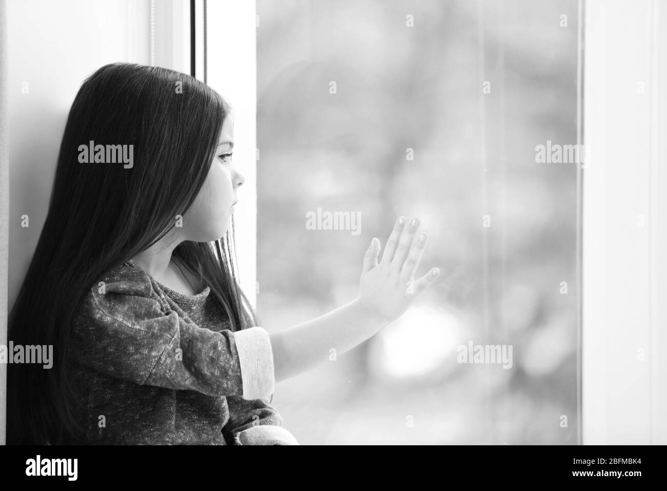 Lonely child waiting someone hi-res stock photography and images - Alamy