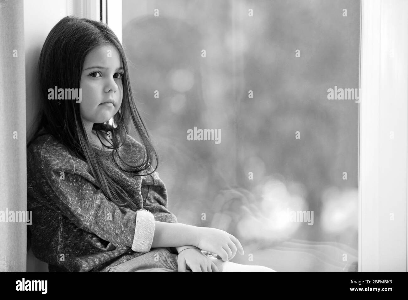 Lonely child waiting someone hi-res stock photography and images - Alamy