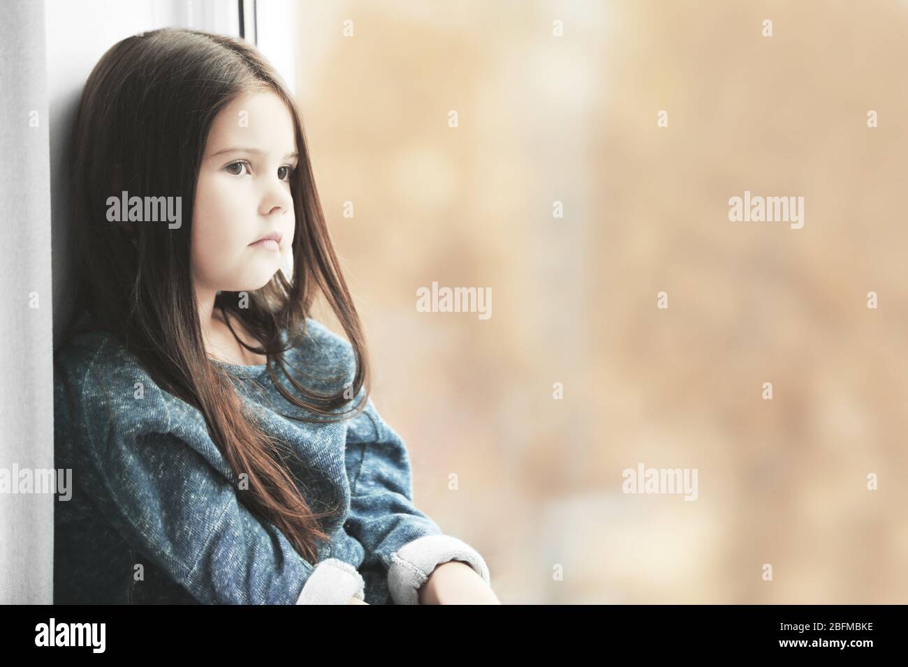 Lonely child waiting someone hi-res stock photography and images - Alamy