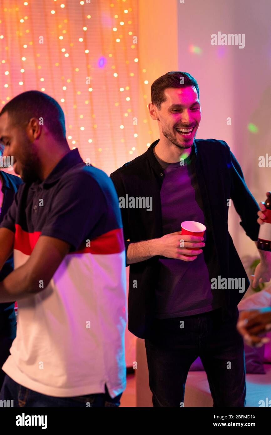 Laughing guy hi-res stock photography and images - Alamy