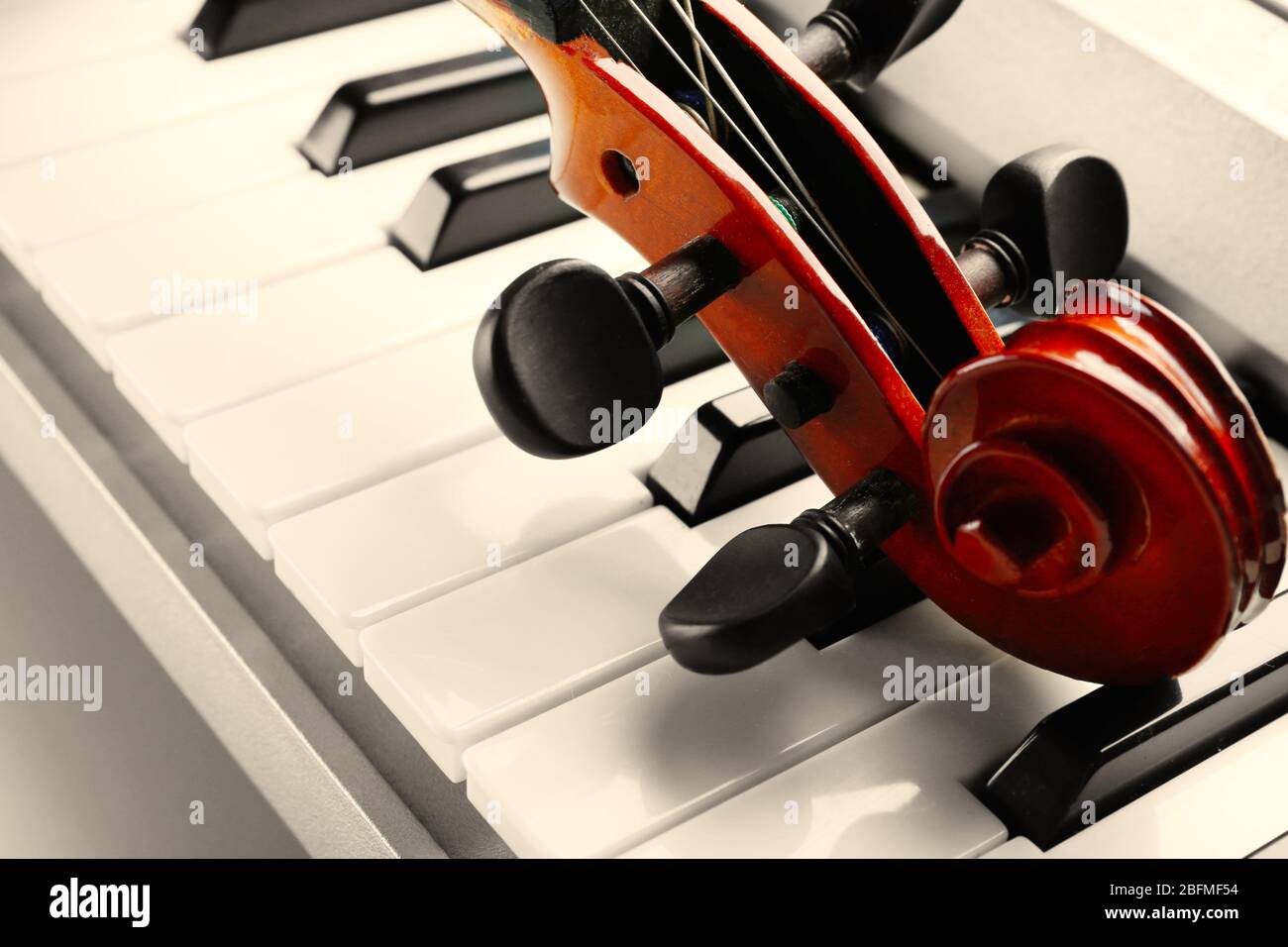 Violin sound effect hi-res stock photography and images - Alamy
