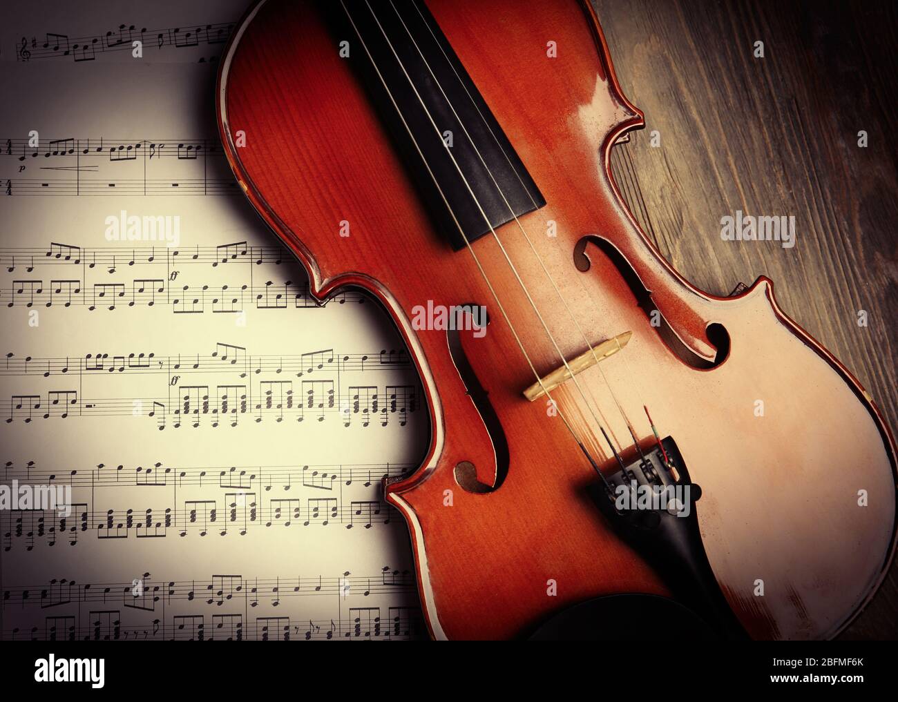 Violin and musical notes on wooden background Stock Photo - Alamy
