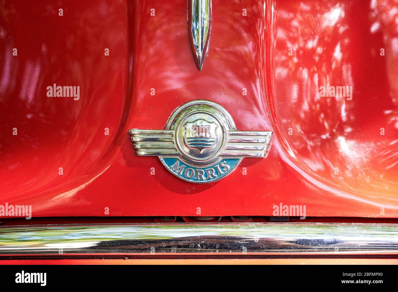 Vintage Morris Minor car badge on red bonnet Stock Photo - Alamy