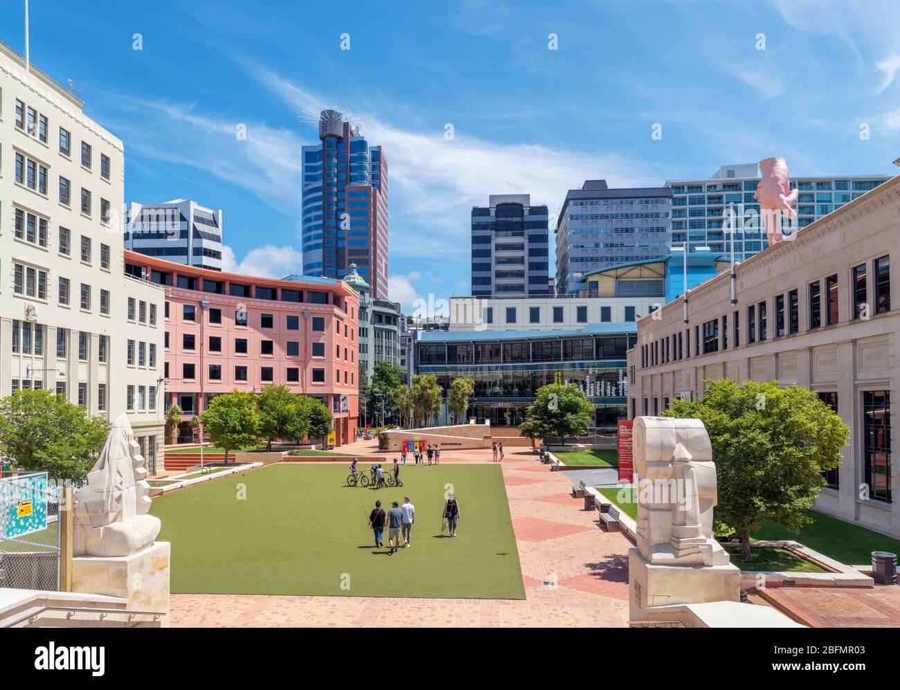 City civic square hi-res stock photography and images - Alamy