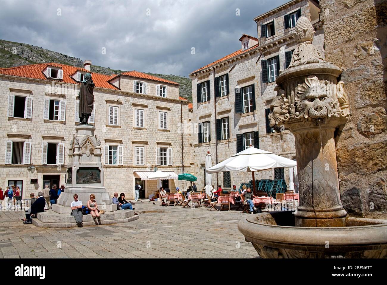 Fountain gundulic square hi-res stock photography and images - Alamy