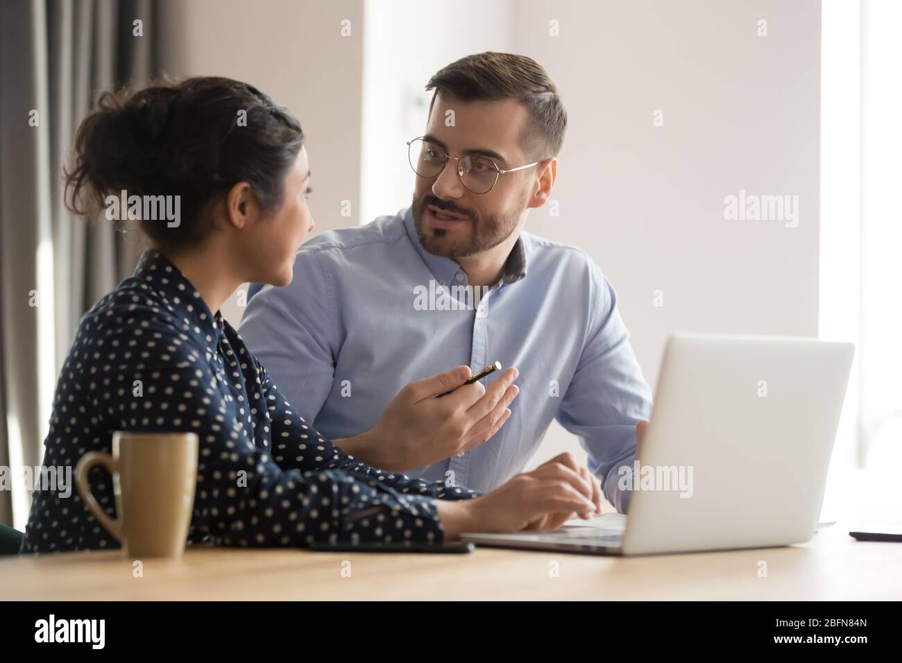 Conversation in the workplace hi-res stock photography and images - Alamy