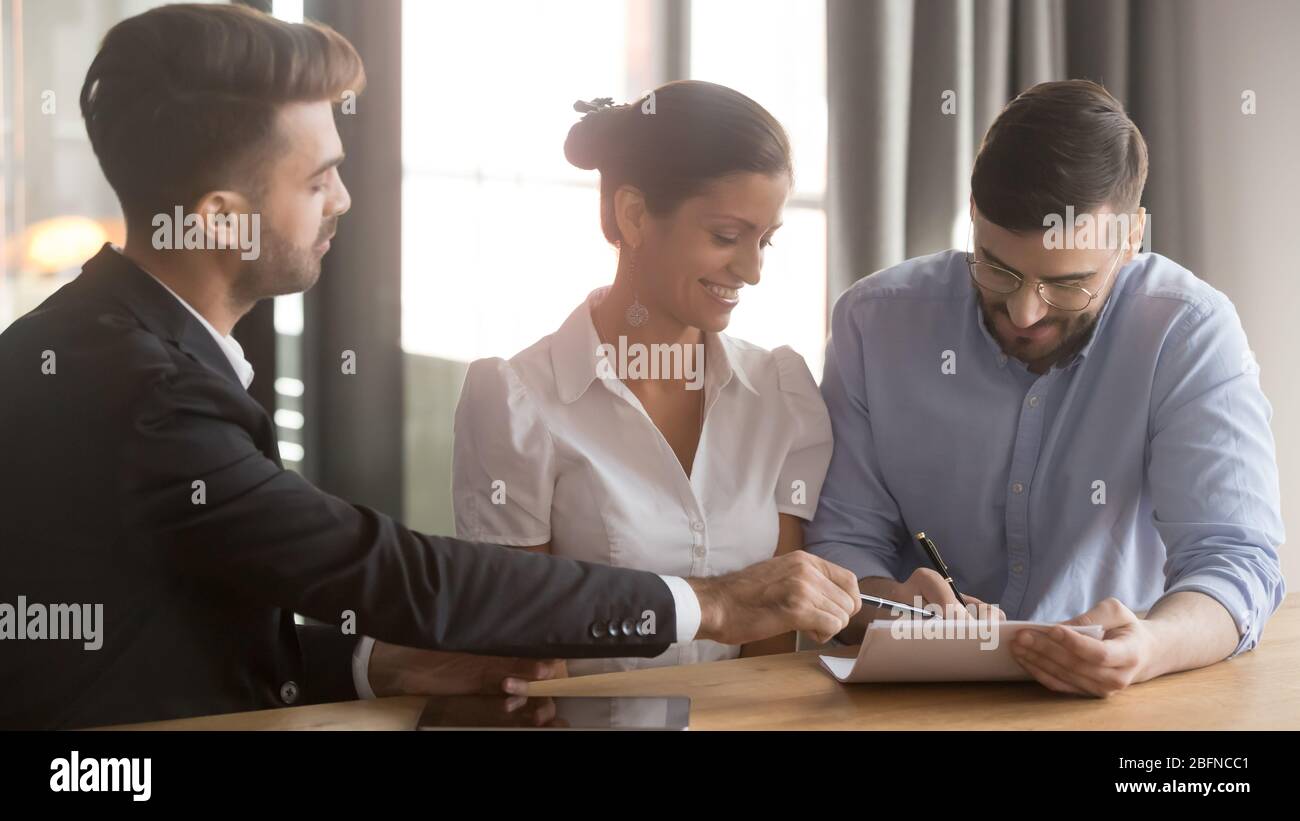 Reach agreement hi-res stock photography and images - Alamy