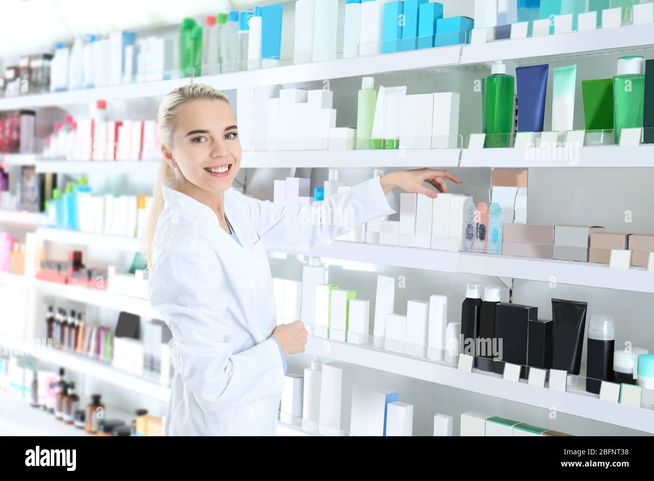 Cosmetic store assistant hi-res stock photography and images - Alamy