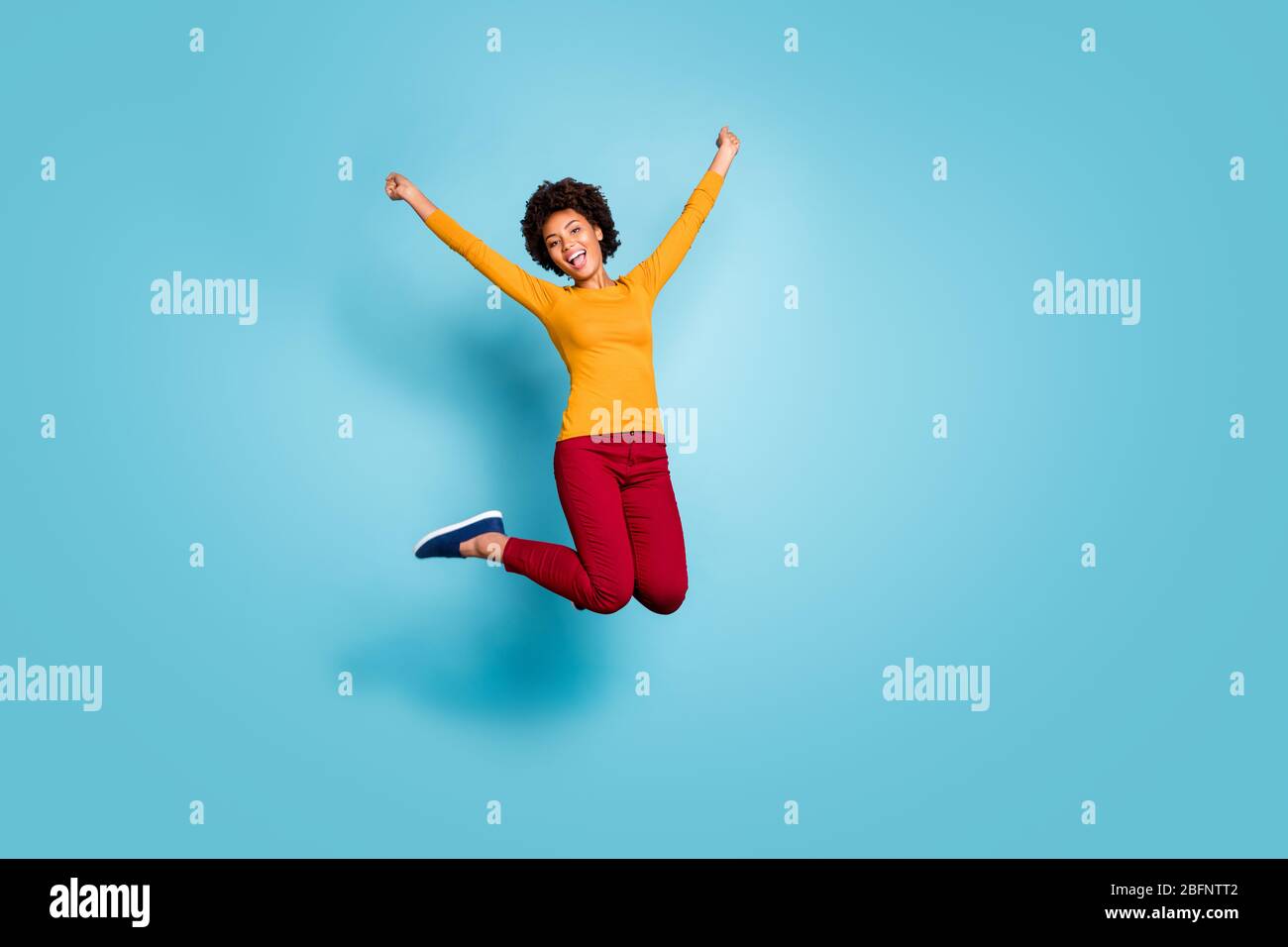 Black pants and yellow jumper hi-res stock photography and images - Alamy