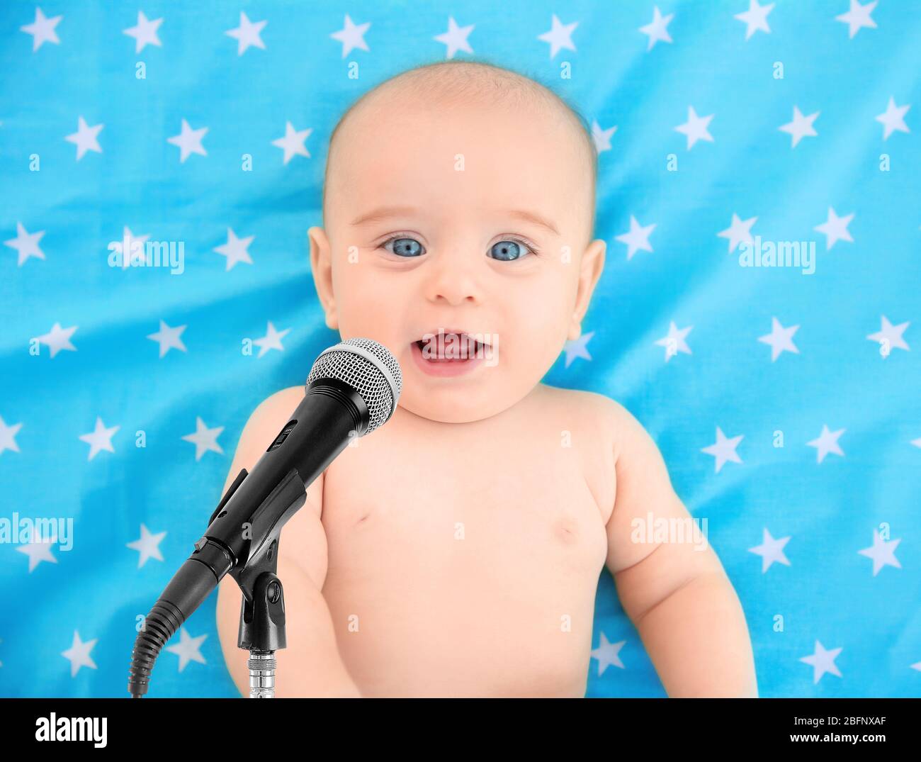 Microphone cradle hi-res stock photography and images - Alamy