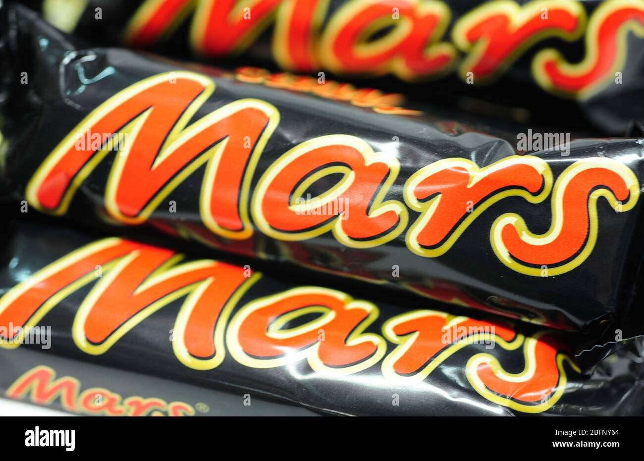 Mars bars eating hi-res stock photography and images - Alamy