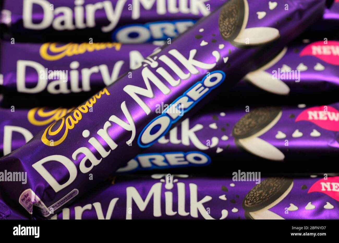 Cadbury dairy milk oreo chocolate bar hi-res stock photography and ...