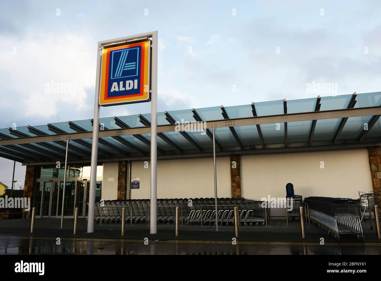 Aldi supermarket aisle hi-res stock photography and images - Alamy