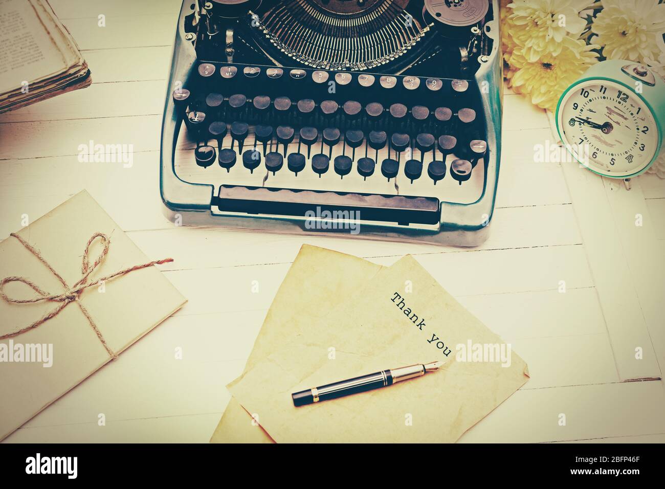 Old typewriter with paper and books hi-res stock photography and images ...