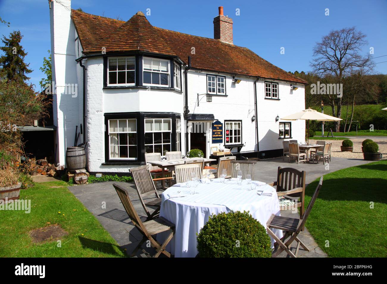 English pub garden Stock Photo - Alamy