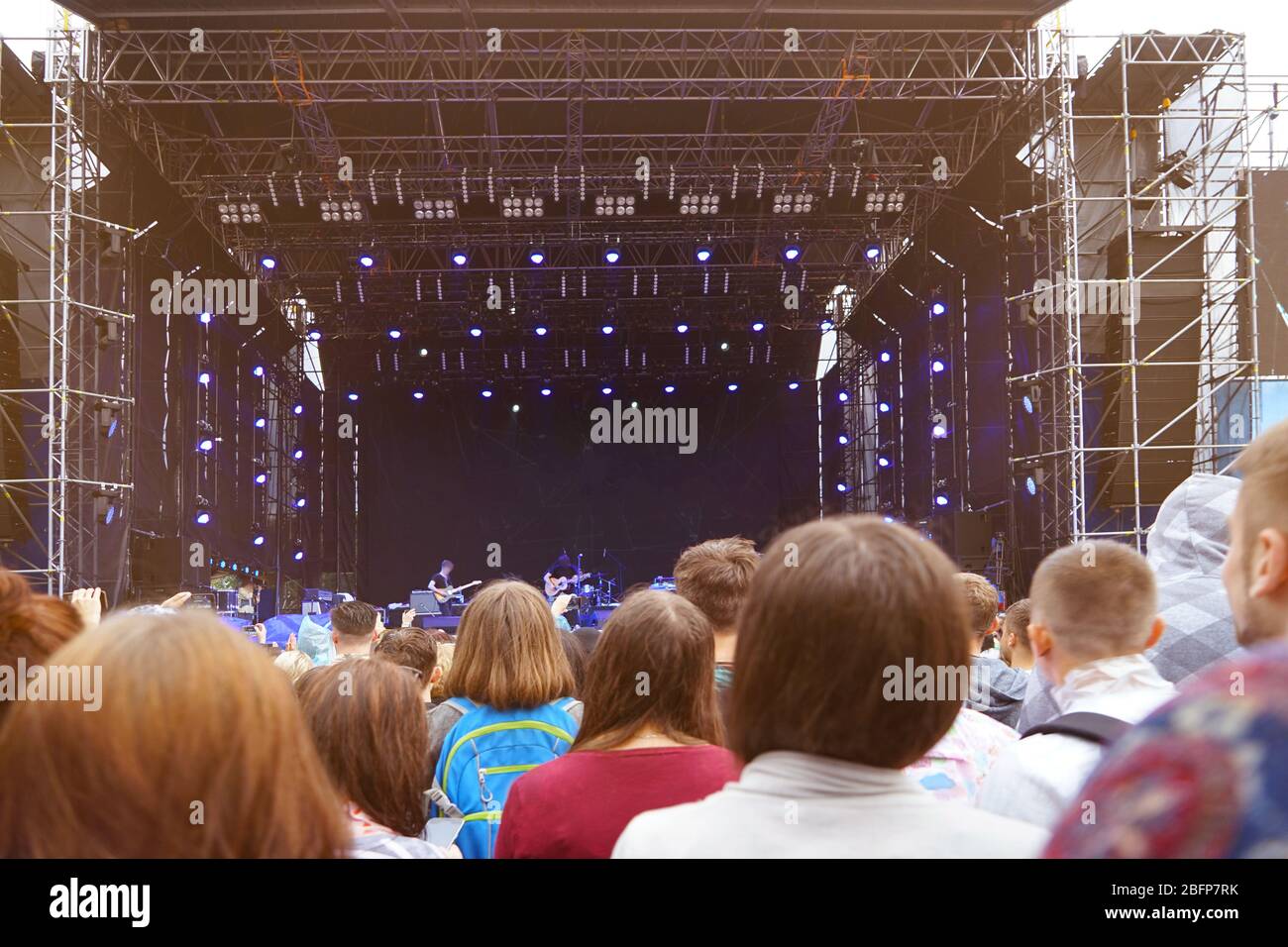 Crowd listening rock music concert hi-res stock photography and images ...