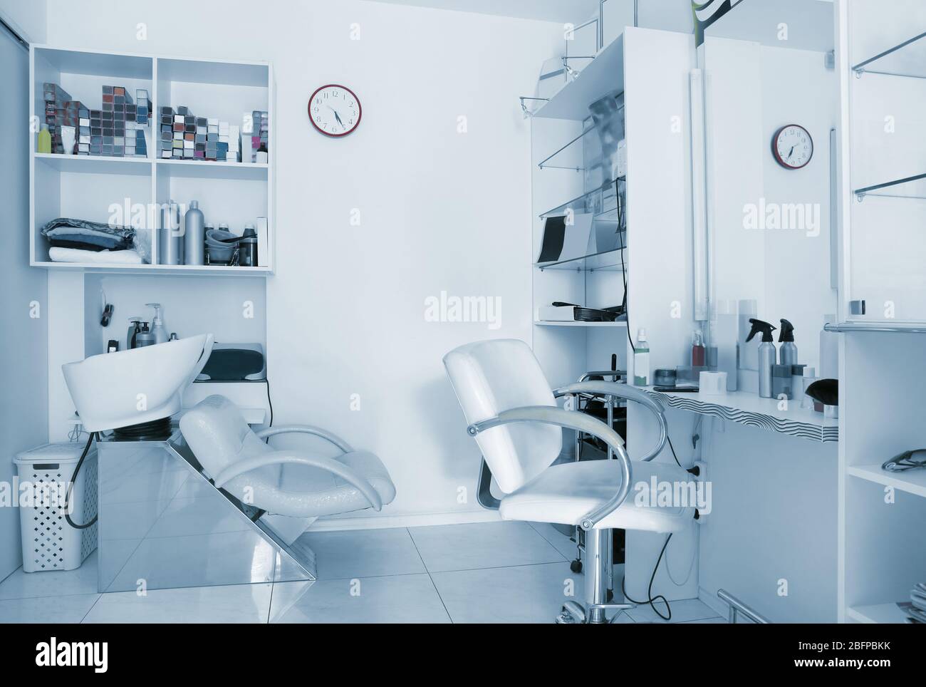 Barber work place in modern beauty salon Stock Photo - Alamy