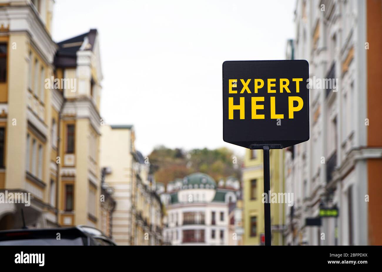 Text EXPERT HELP on road sign. Support service concept Stock Photo - Alamy