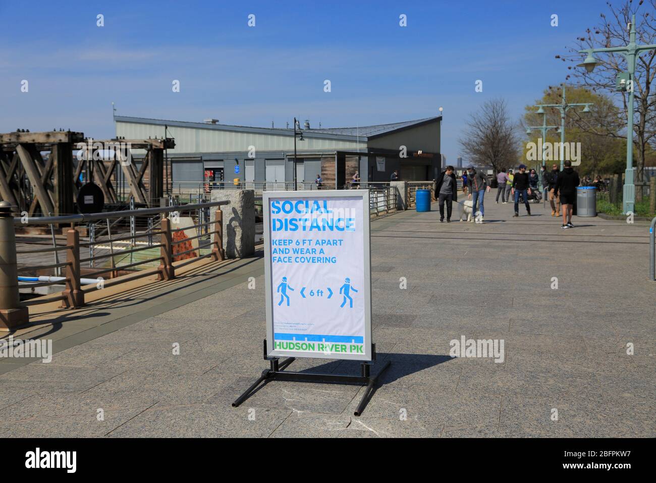 6 feet distance sign hi-res stock photography and images - Alamy