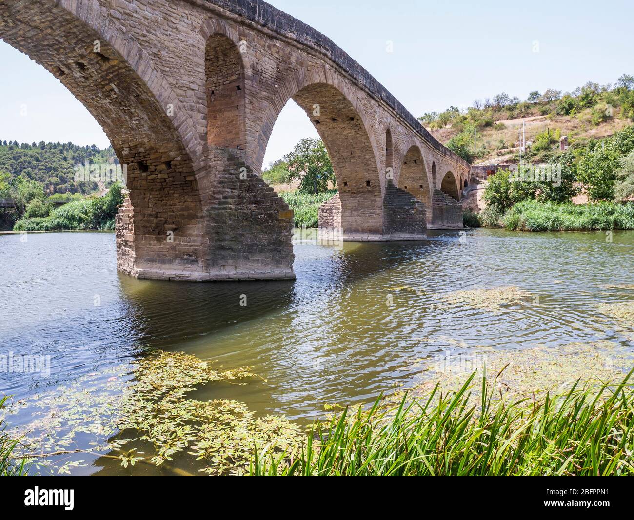 Puente románico sobre el río Arga. Puente la Reina. Navarra. España ...