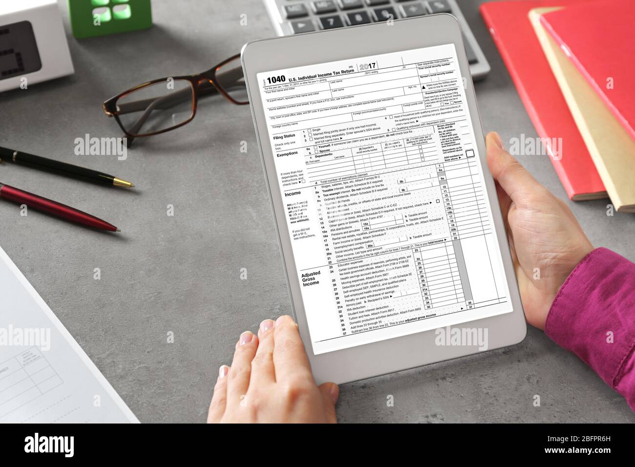 Parents children money calculator hi-res stock photography and images ...