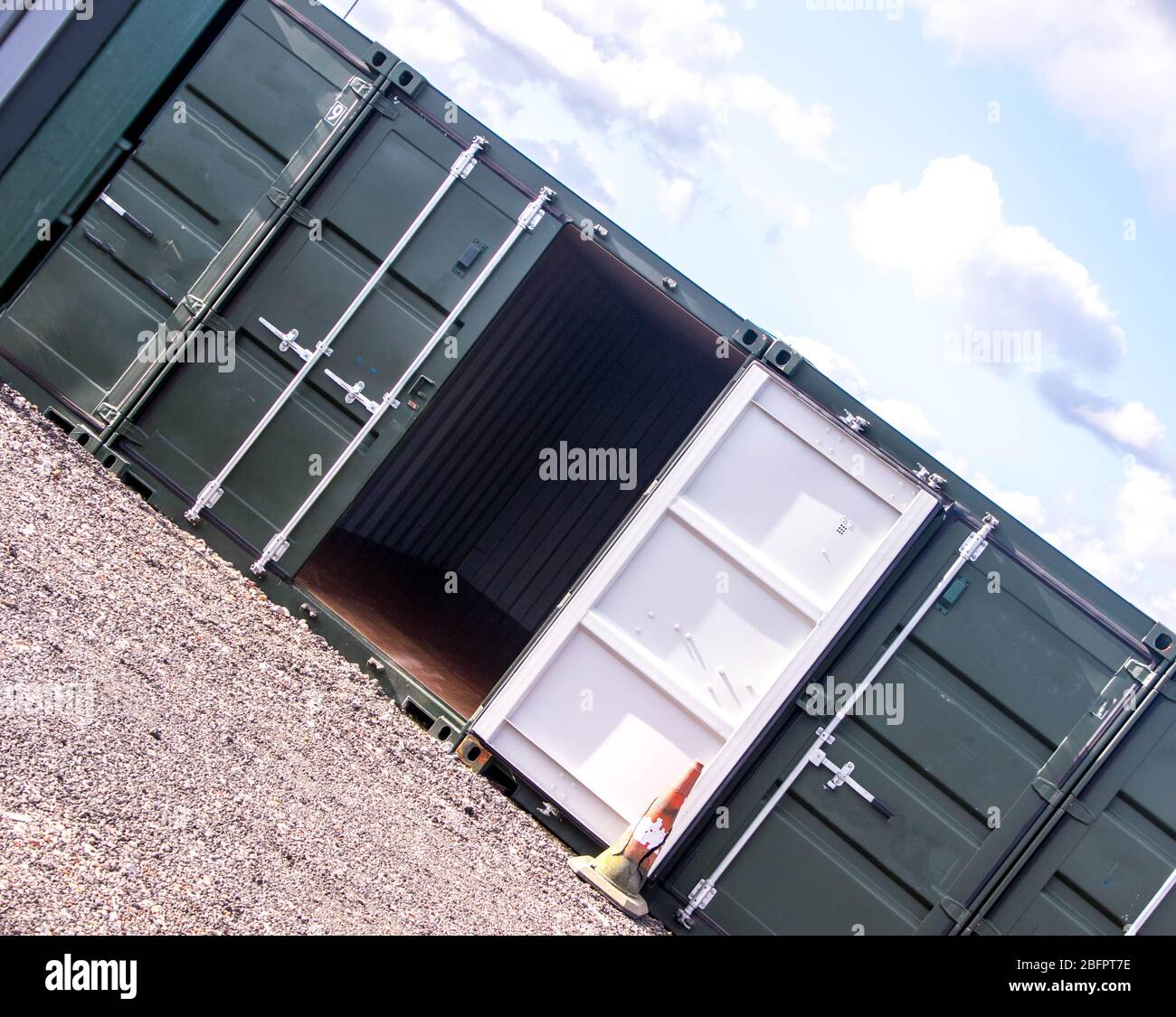 20ft container hi-res stock photography and images - Alamy