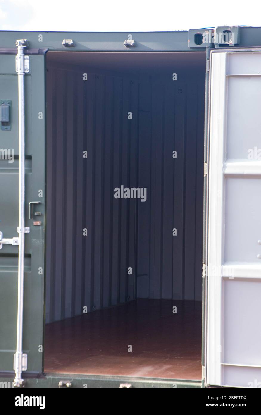 20ft container hi-res stock photography and images - Alamy