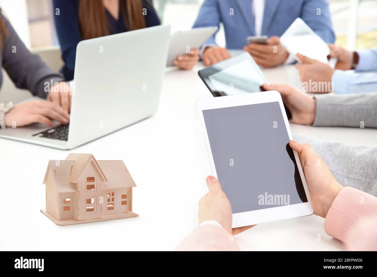 Computer in an estate agency hi-res stock photography and images - Alamy