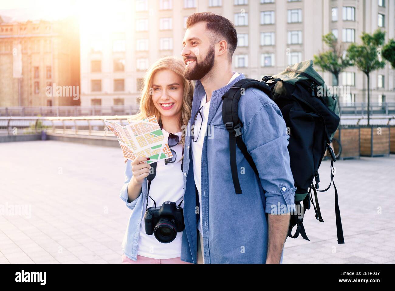 Tourist couple world map hi-res stock photography and images - Alamy