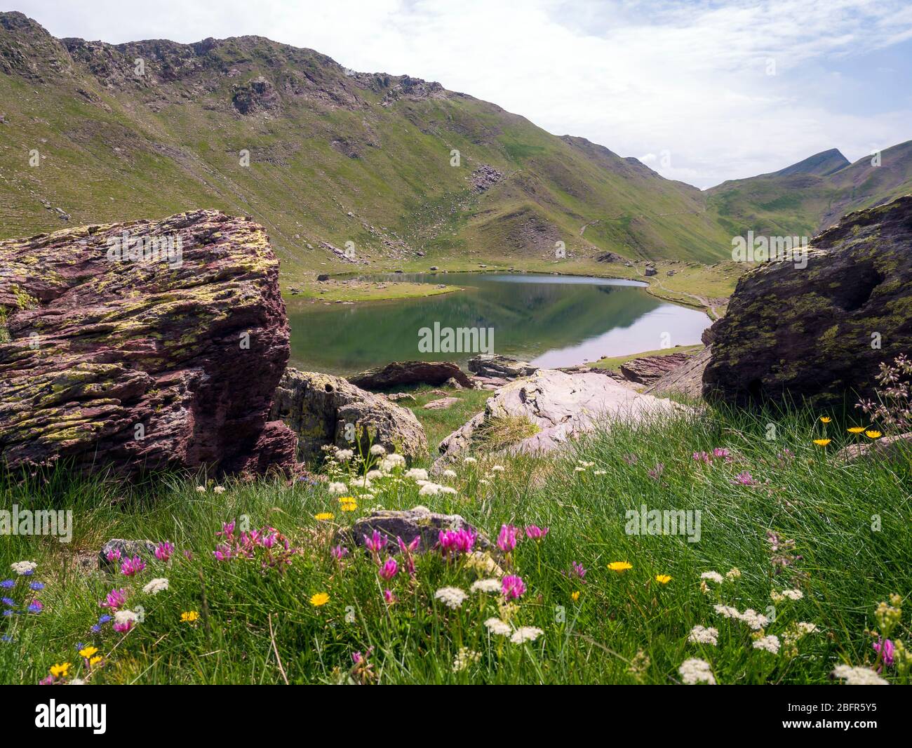 Lago pirineos hi-res stock photography and images - Alamy