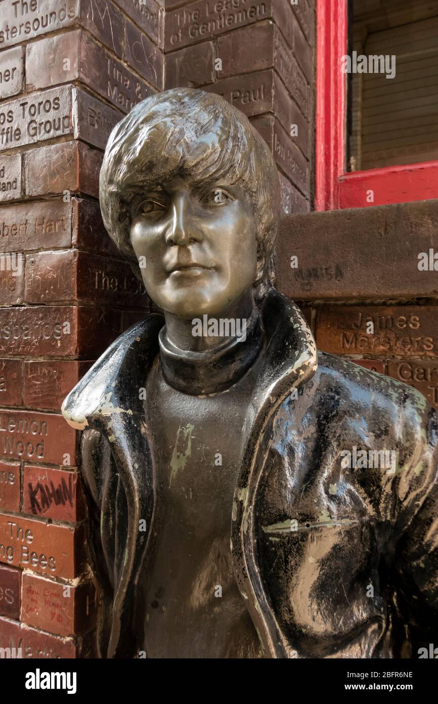 John Lennon statue on Mathew Street in Liverpool Stock Photo - Alamy