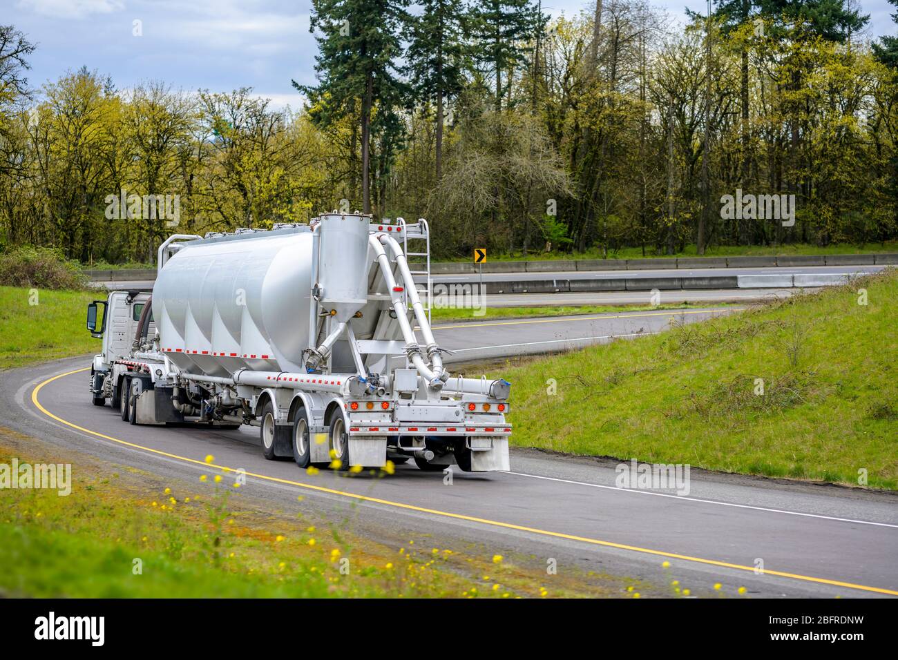 Big rig classic American industrial bonnet diesel semi truck ...
