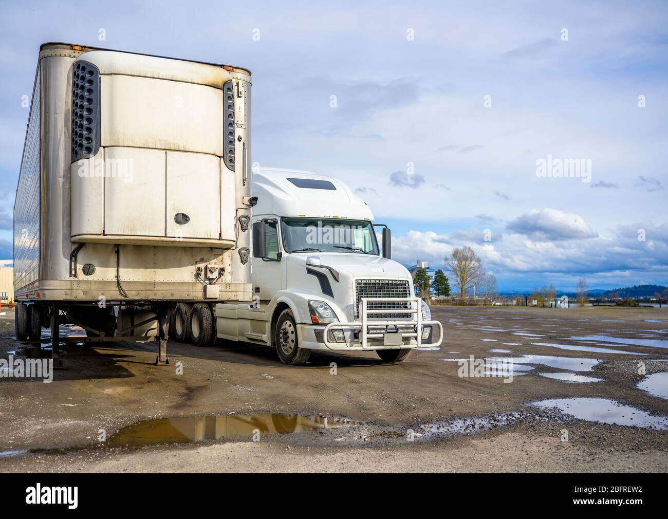 Big rig industrial diesel long haul semi truck with grille guard ...