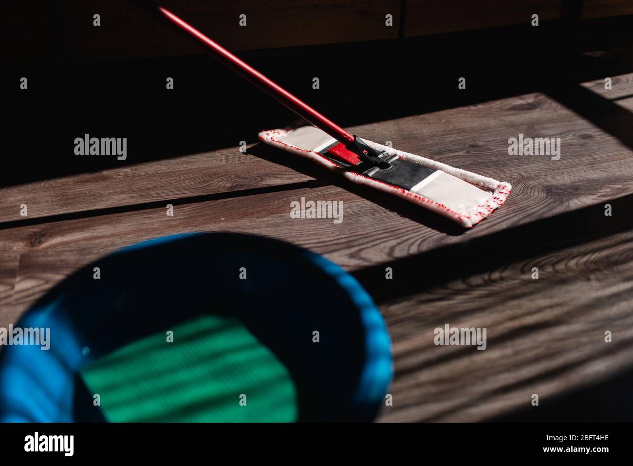 Woman mopping floor with sponge mop hi-res stock photography and images ...